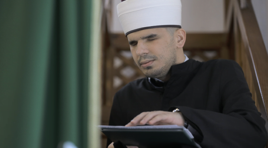 Srebrenik: Slijepi imam je primjer za sve; Allah zaista oduzima da bi ...