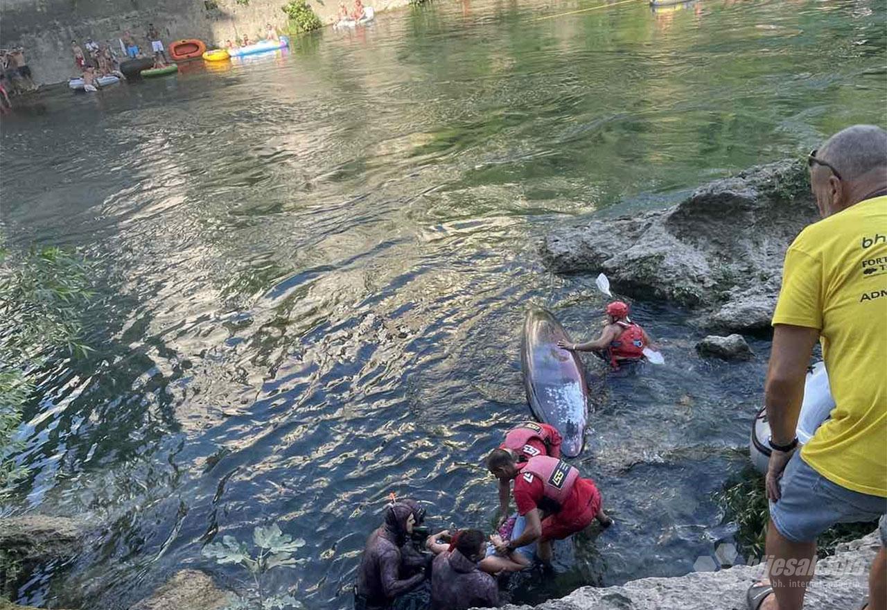 Mostar: Preminula žena koja je pala na stijene tokom skokova sa Starog ...